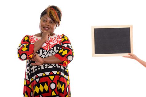 빈 칠판으로 생각 하면서 웃 고 행복 한 지방 검은 아프리카 여자의 스튜디오 샷 30 39세에 대한 스톡 사진 및 기타 이미지 30 39세 35 39세 계획 Istock