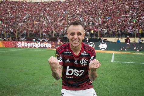 Ex Atacante Do Flamengo Anuncia Retorno De Rafinha Gazeta Esportiva