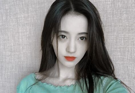 鞠婧祎早期旧照被曝光，颜值气质判若两人，观众差点没认出来