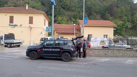 Accoltella la compagna e ferisce sua figlia la giovane è intervenuta in difesa della madre