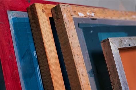 실크 스크린 메쉬 스크린 프레임 클로즈업 실크 스크린 인쇄 세리그래피 생산 디자인 스튜디오에서 티셔츠에 이미지 인쇄하기 0명에 대한 스톡 사진 및 기타 이미지 Istock