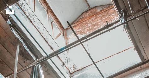 측면에 둥근 금속 튜브가있는 금속 파이프 사진 Unsplash의 무료 미국 이미지