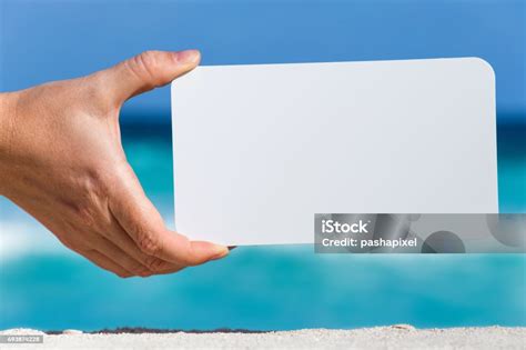 청록색 카리브 해 물에 대 한 모래에 여성 손에 빈 화이트 보드 공란에 대한 스톡 사진 및 기타 이미지 공란 광고 단일 객체 Istock