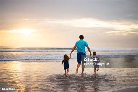 해질 녘 해변에서 달리는 독신 아버지와 아이들의 뒷모습 아버지에 대한 스톡 사진 및 기타 이미지 아버지 두 명의 자녀를 둔 가족 인도네시아 Istock