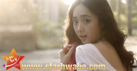 김민정 화보 어깨선까지 드러내며 여신 자태