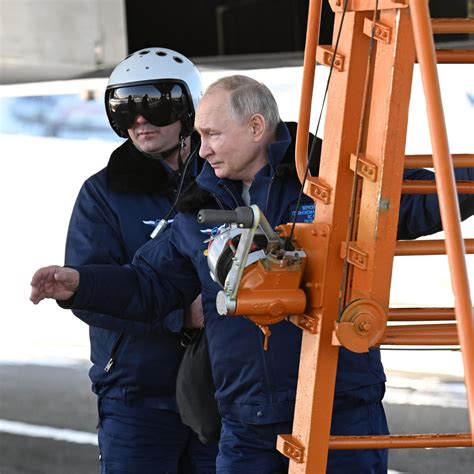 Путин во время полета на Ту-160М был одет в куртку с именным шевроном ...