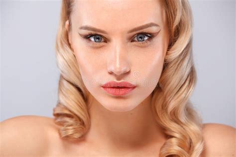 Retrato De La Belleza De La Cara Femenina Con Maquillaje Natural De La
