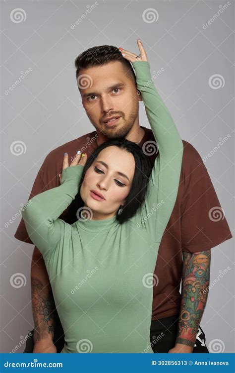 Femme Embrasse Homme Avec Tatouage Couple Heureux Jeunesse Et Passion