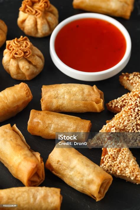 바삭한 치킨 원 톤 달콤한 칠리 소스를 곁들인 채소 스프링롤과 새우 토스트 중국어 선택 패스트 푸드 달콤한 음식에 대한 스톡