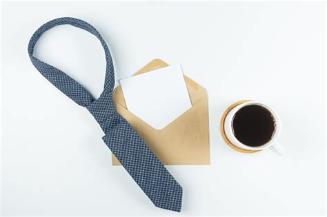 행복 한 아버지의 날 파란색 넥타이와 흰색 바탕에 커피 한잔 빈 흰색 인사말 카드입니다 복사 공간 평면도 평 신도 어버이 날에