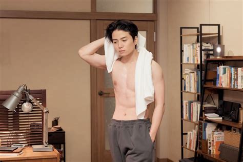 テレ朝post 菊池風磨、美腹筋な“上裸オフモード”披露！濡れ髪姿にドキドキ＜私たちが恋する理由＞