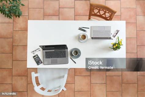 노트북 커피 의자가 있는 대형 흰색 책상에 여성스럽고 남성적인 스타일의 2인용 사무실 작업 공간 위에서 본 평면도 복사 공간 0명에 대한 스톡 사진 및 기타 이미지 Istock