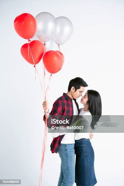 발렌타인 데이 사랑과 사람 개념빨간 심장 모양의 풍선 장미 흰색 배경 위에 큰 빨간 심장 종이와 행복 한 커플 가리기에 대한