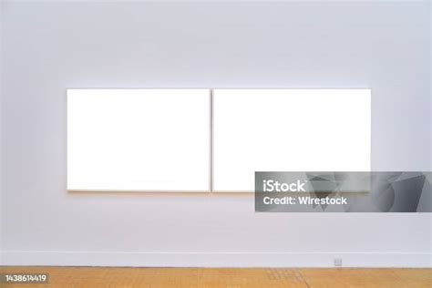 미술관 내부의 흰색 벽에 있는 2개의 빈 흰색 프레임의 수평 샷 0명에 대한 스톡 사진 및 기타 이미지 0명 간판 골동품 Istock