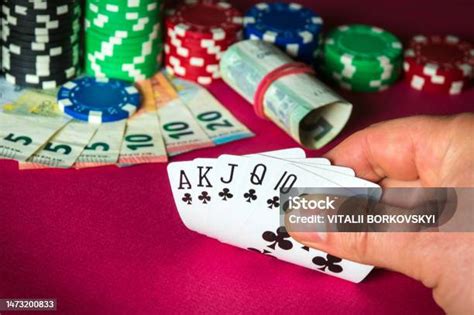 조합의 포커 카드 도박꾼의 손을 닫으면 카지노에서 카드 놀이를합니다 개체 그룹에 대한 스톡 사진 및 기타 이미지 개체 그룹 게이머 겜블링 칩 Istock