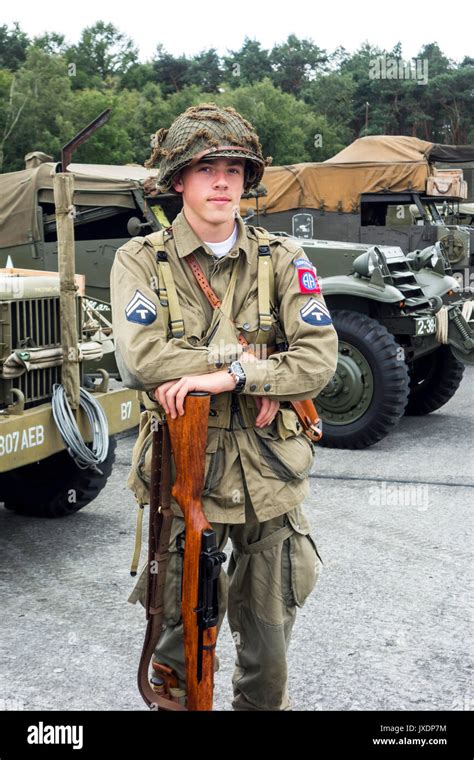 Junge Re Enactor Posiert In WW2 US Airborne Mit Techniker 5 Rang