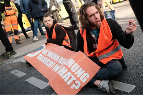 Trotz großer Kritik Letzte Generation kündigt noch viel mehr Klima Proteste an
