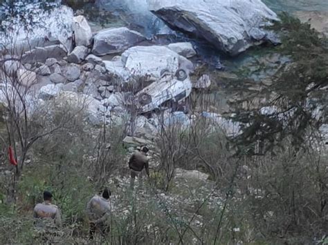 Kullu Manikarna Valley Taxi Accident Near Nhpc Colony Driver Injured