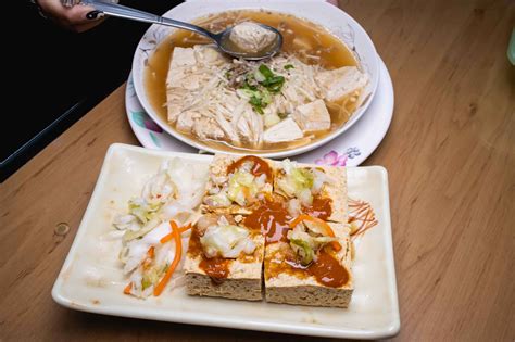 宜蘭臭豆腐【財記臭豆腐】羅東美食有排隊吃不到的臭豆腐飄香二十數年除了清燉、麻辣臭豆腐還有起司豆腐堡耶網友直呼「吃了十幾年，最好吃沒有之一」