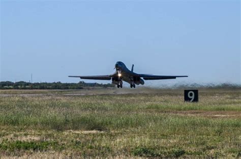 美空军两架b1b轰炸机降落在土一空军基地
