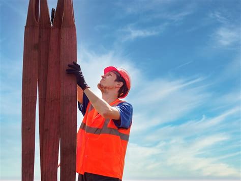 Retrato de un joven hondero caucásico trabajando contra el cielo