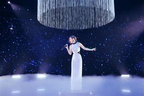 明星唱歌招牌动作，张杰腰好，刘德华控制不住手指