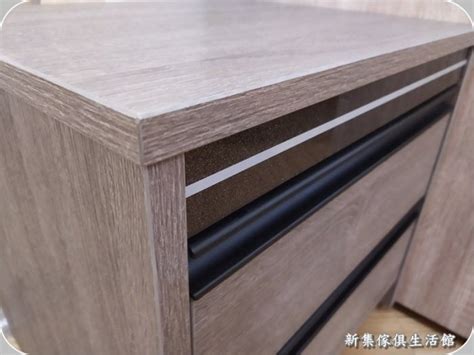 新集傢俱桃園八德網路館 浮雕古橡木色床頭櫃 木心板系統櫃作法圓角封邊1905 103 2 Yahoo奇摩拍賣