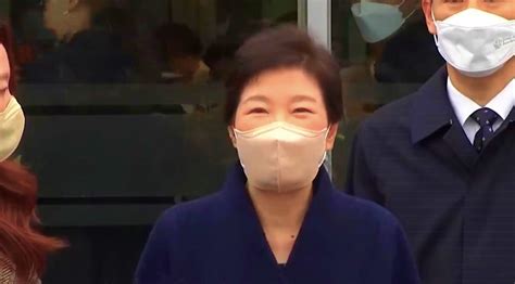 退院した朴槿恵前大統領、男に酒瓶を投げつけられる＝韓国ネット「やり過ぎ」「国民に謝罪は」