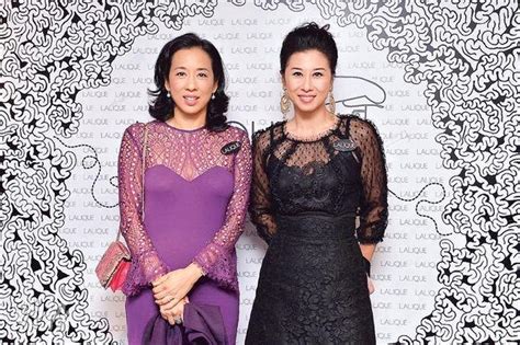 郭晶晶婆婆朱玲玲60歲生日，倆港姐為她慶祝，招牌式甜笑很溫暖！ 每日頭條