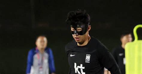 카타르 월드컵 개막 D 1 가면 쓰고 훈련중인 손흥민