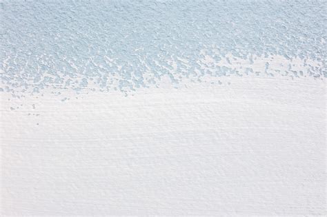밝은 파란색 종이 배경에 흰색 브러시 스트로크의 상세한 질감 개념에 대한 스톡 사진 및 기타 이미지 개념 공예 그런지