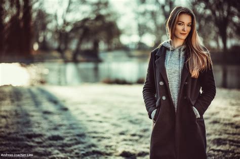 배경 화면 여자들 금발의 파란 눈 웃고있는 Grey Shirt 코트 뷰어를보고 보케 루이사 베르제 안드레아스