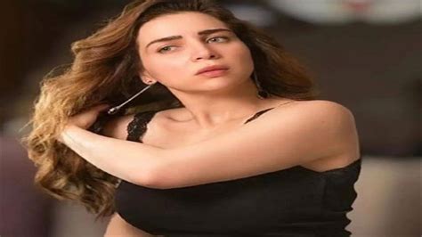 مي عز الدين تطلب من جمهورها الدعاء لوالدتها مصراوى