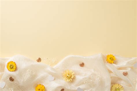 카피 스페이스와 고립 된 베이지 색 배경에 흰색 부드러운 직물에 여성의 날 구성 노란색과 흰색 야생 꽃과 마음의 최고 보기 사진