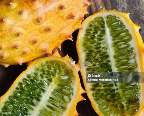 전체 보기를 닫 나무 배경에 절반 Kiwano 과일 0명에 대한 스톡 사진 및 기타 이미지 0명 가까운 가시 Istock