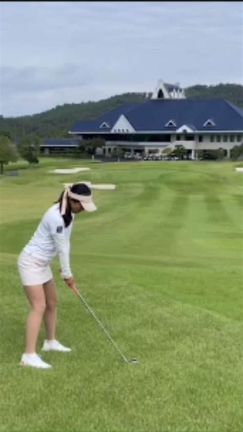 小澤美奈瀬さんのインスタグラム動画 小澤美奈瀬instagram「左足下がりはボールが低く飛んでいくのですが、ラフだったので上に