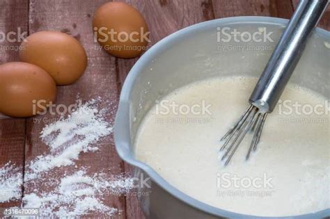 테이블에 코티지 치즈와 계란 커드 케이크 제품 요리 코티지 치즈 달걀에 대한 스톡 사진 및 기타 이미지 달걀 러시아 마실