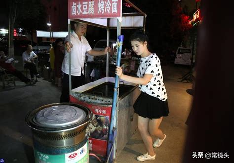 美女老師出嫁後跟隨老公歸隱山林如今擺攤賣豆腐天天忙到半夜 每日頭條