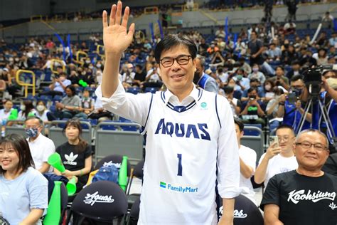 神隊友逆風相挺應援 陳其邁為高雄全家海神職籃季後賽主場首戰開球