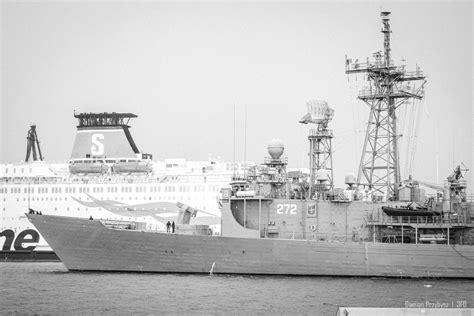 Fregata ORP Gen Kazimierz Pułaski opuściła Port Wojenny w Gdyni