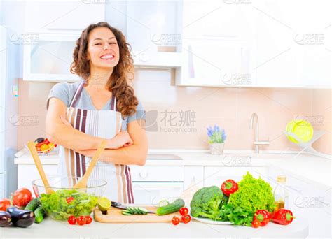 家里厨房里做饭的女人