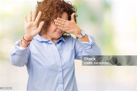 아름 다운 중간 어른 수석 Businees 여자 이상 안경을 절연 손으로 눈을 덮고 배경 및 중지 하 고 슬픈와 몸짓 및 공포 식 당황 하 고 부정적인 개념입니다 가리기에