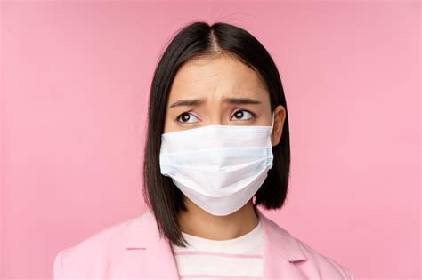Primer plano retrato de una triste mujer de negocios asiática