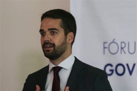Eduardo Leite vira e é reeleito governador do Rio Grande do Sul
