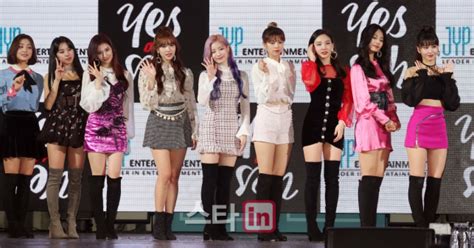 포토 트와이스 사랑스러운 손인사