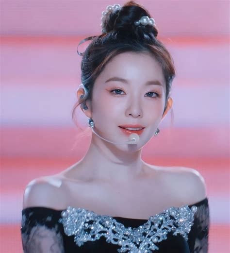 Loaf On Twitter Lately I Read Manhwa Called Serena And I Potrait The