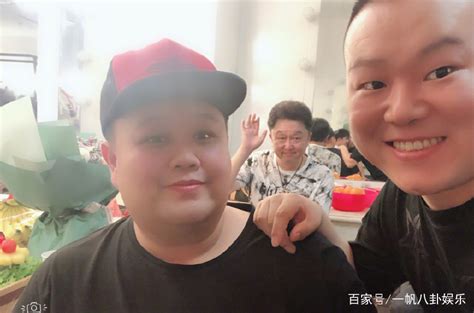 岳云鹏晒“德云社男团”聚餐照！网友：这是开了十级美颜吧？百科ta说