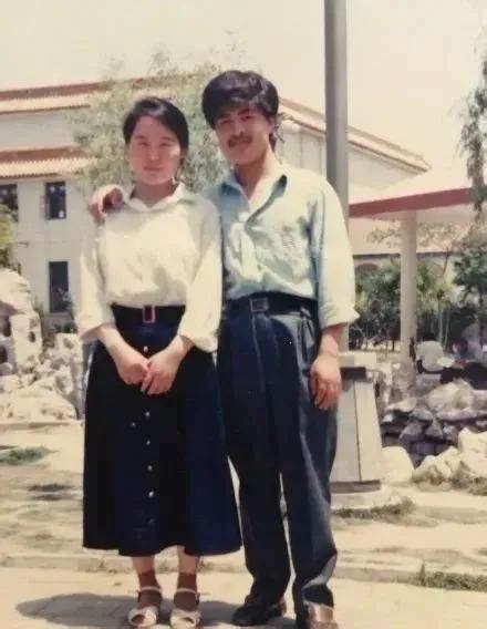 「媽，你當年咋看上我爸的？」網友曬父母結婚照引共鳴：已經笑抽了 Peekme
