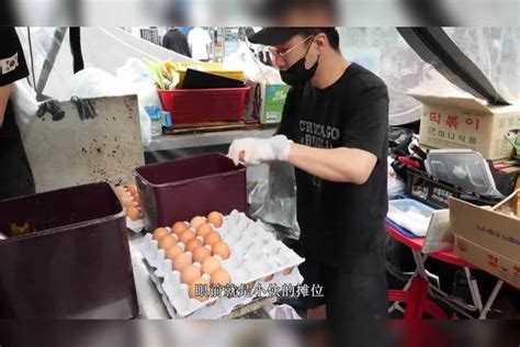 帅小伙用鸡蛋做小吃，每天卖400个，出摊就被围观，生意相当好