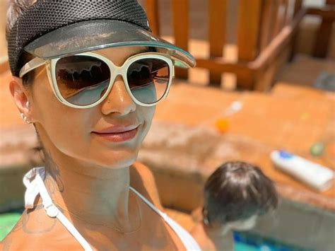 Kelly Key mostra corpão em dia de sol na piscina